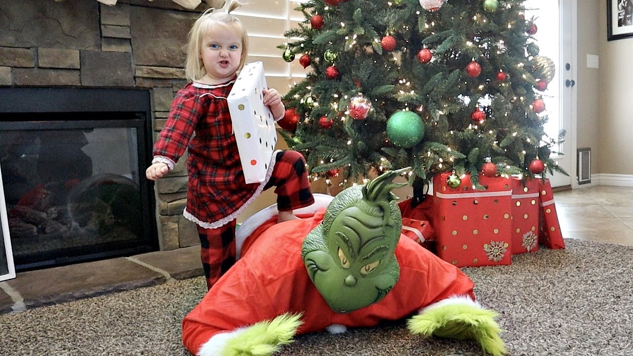 ESCAPE the GRINCH! Grinch Stole our Presents - YouTube