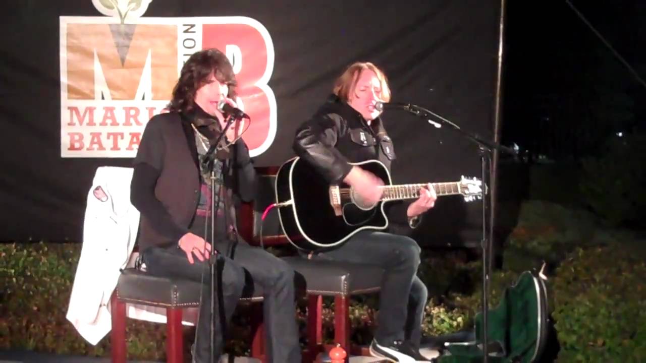 Kelly & Jeff Perform 'Double Vision' at Asphalt Chef - YouTube