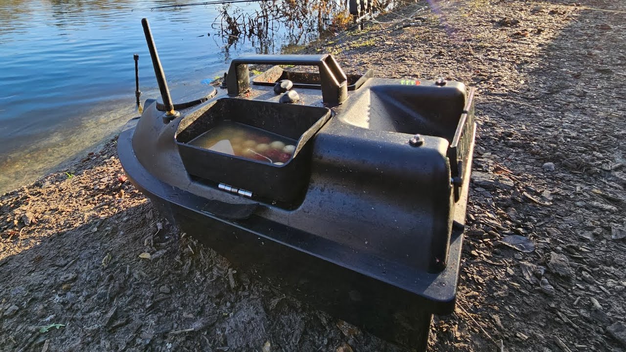 Amazon's £160 bait boat with GPS for carp fishing put to use. - YouTube