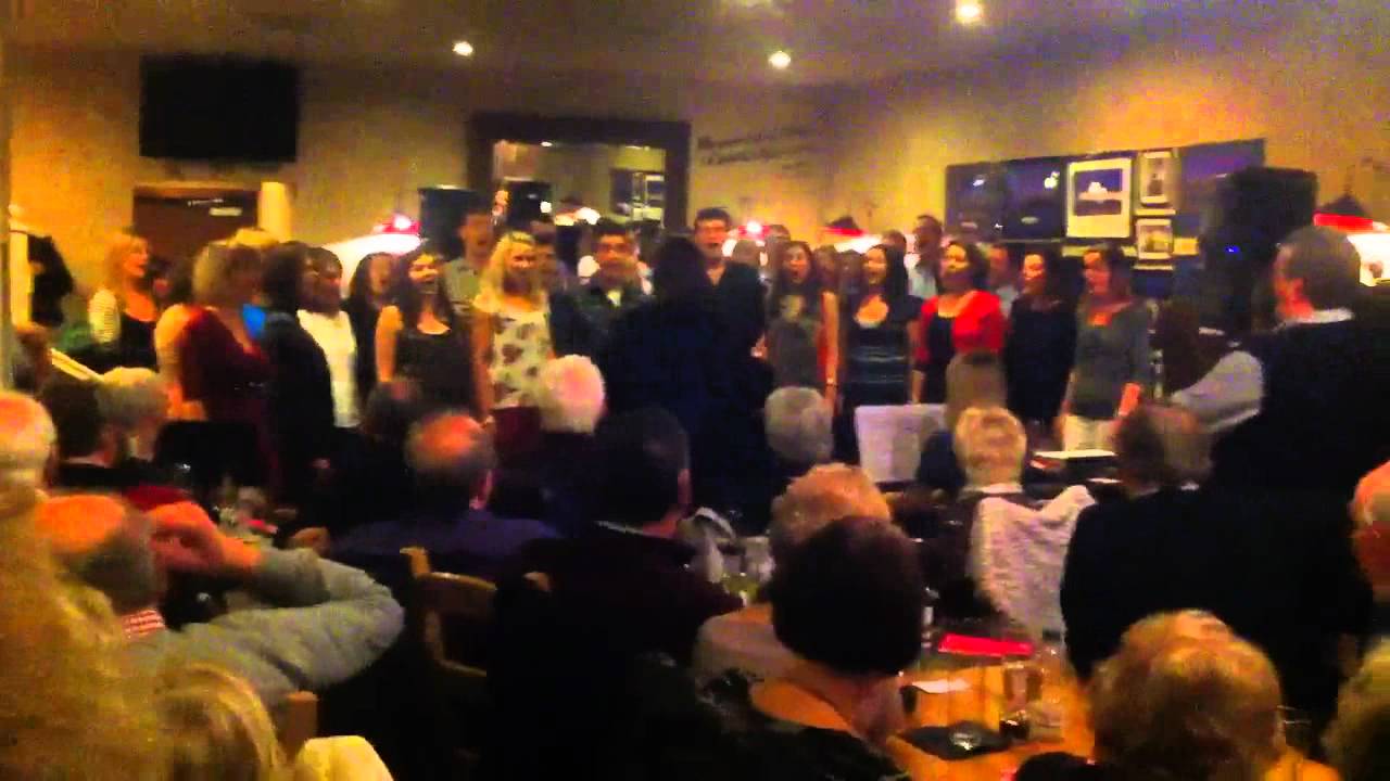 Côrdydd canu 'Gad i'r Ddaear Droi' yn yr Eisteddfod Y Mochyn Du - YouTube