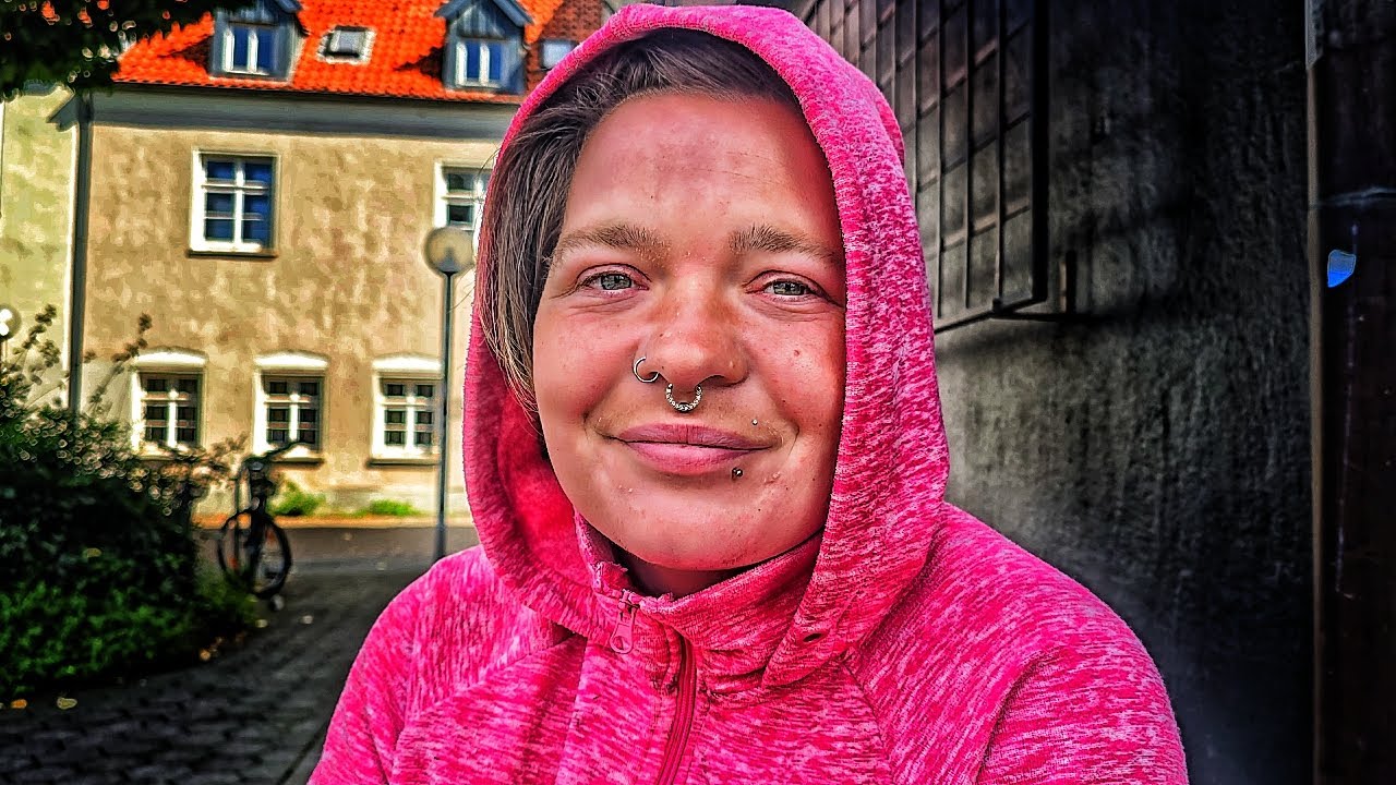 Sie lebt im Zelt: Eine Reise zu sich selbst - YouTube