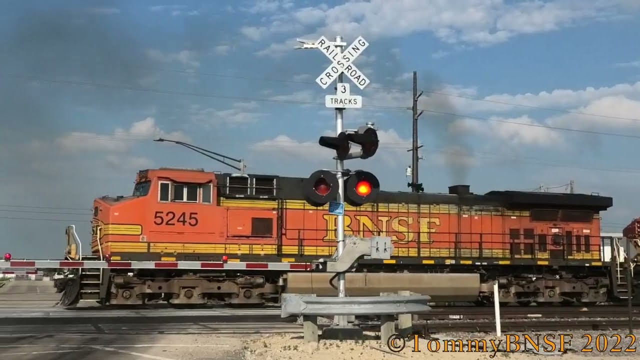 BNSF 5245 West in Rochelle, IL - YouTube