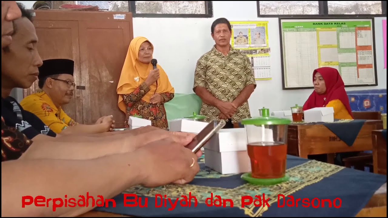 Perpisahan Bu Diyah dan Pak Darsono bikin nangis semua ...... - YouTube