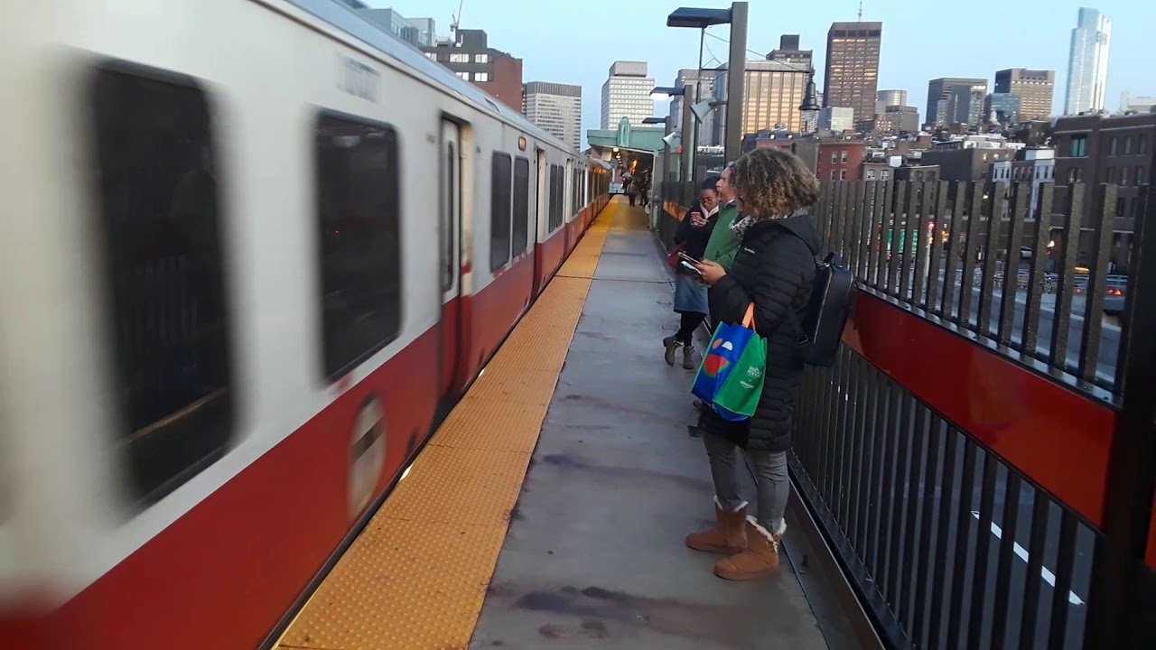 Boston MBTA Red Line train arriving at Charles / MGH Station ( Nov 21 ...