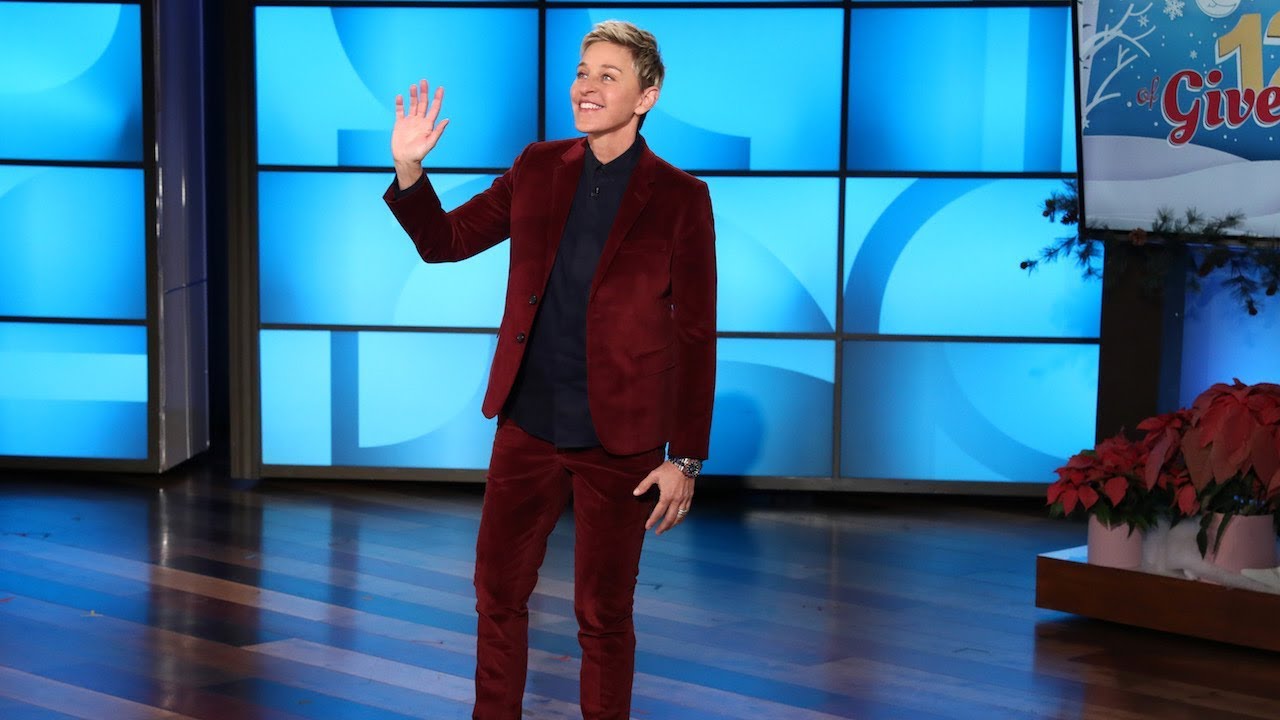 Ellen Checks Out More Amazing Holiday Wrappers! - YouTube