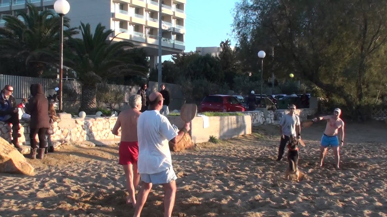 Σκυλος προπονητης σε παιχνιδι ρακετας!! - YouTube