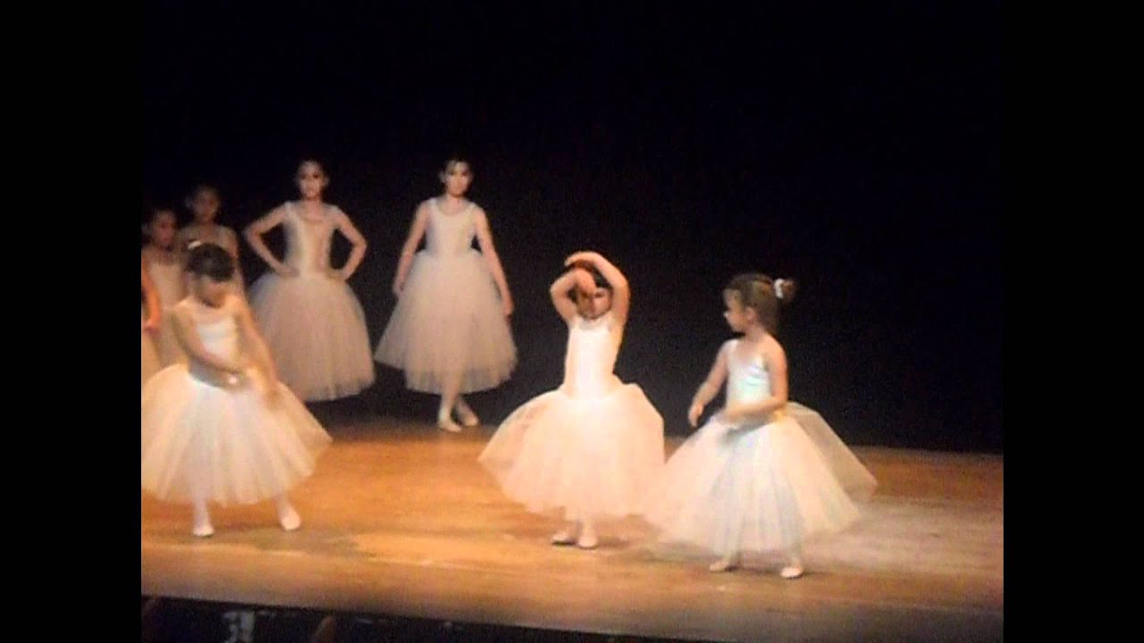 DANIELA HACE SU DEBUT EN BALLET - YouTube