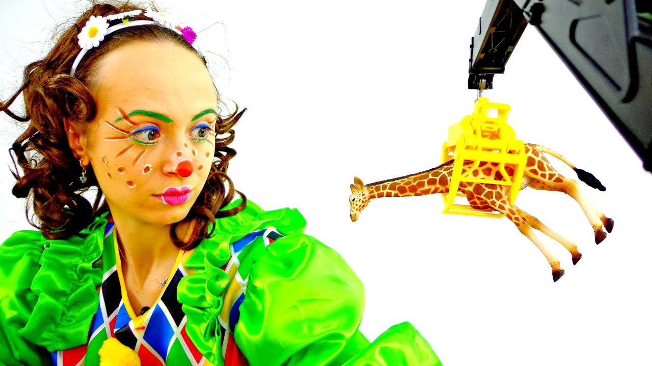 Fun kids' games with toys. Clown saves a giraffe. - YouTube