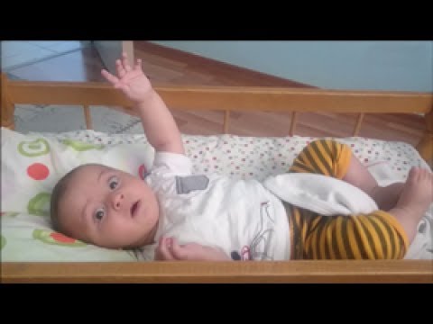 Beşikte Usulca Oynayan Bebek...!
