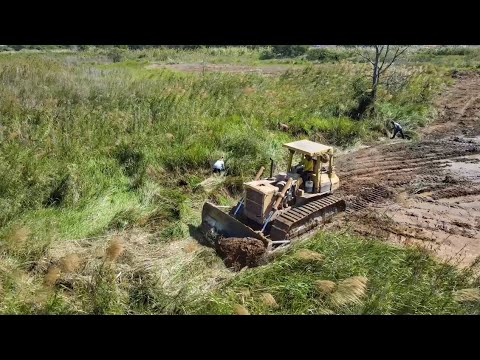 Best Action Showing Operator Technique Skills Pushing Clearing Land ...
