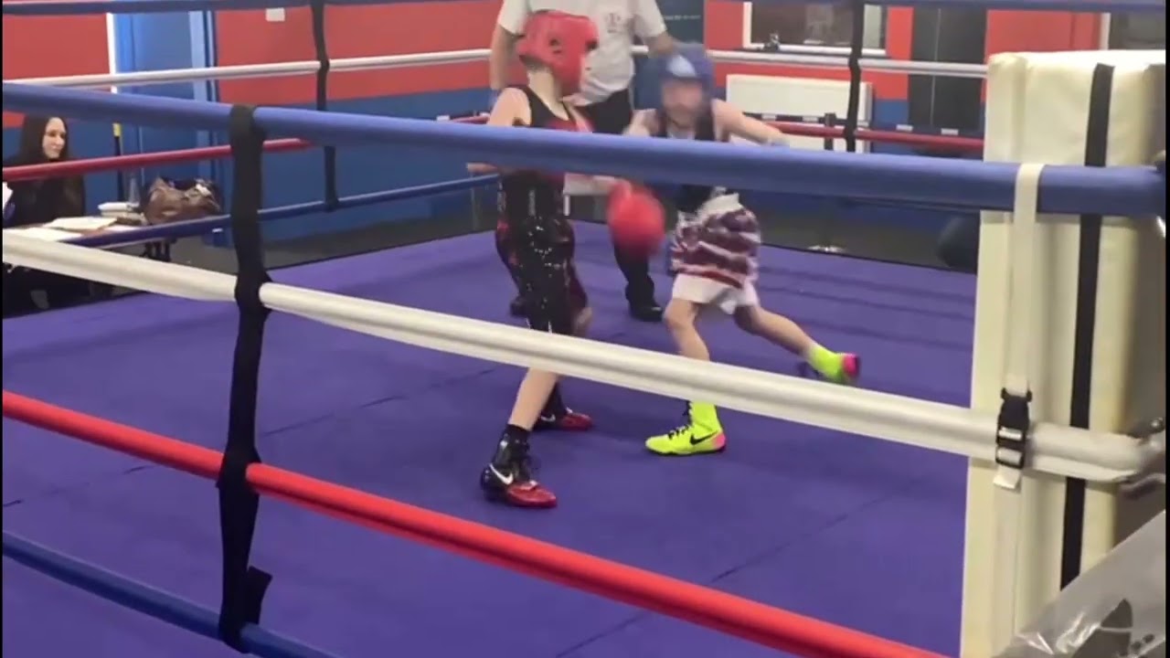 Jayden Price 1st Boxing Bout Birmingham, England 🇬🇧 - YouTube