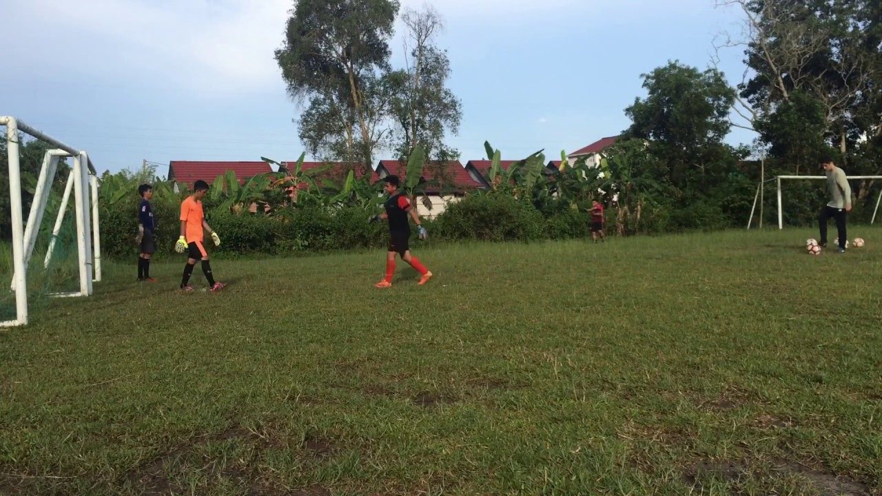 Latihan kiper dengan pelatih kiper Kevin Klerks di Indonesia - passing ...