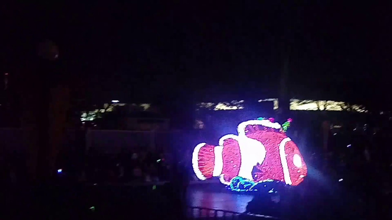 Nemo in Disneyland Parade - YouTube