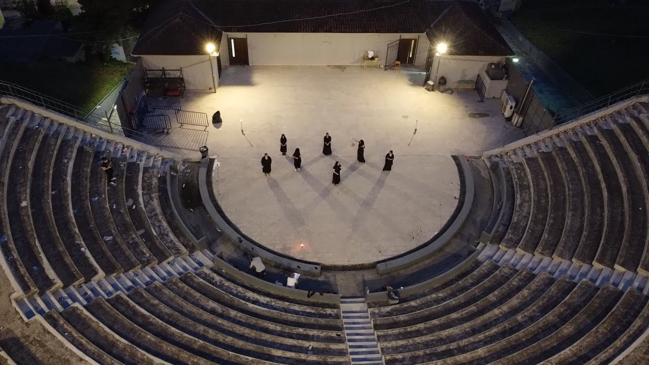 Στις πρόβες της θεατρικής παράστασης "Τρωάδες" από τον ΕΟΓ. 《Η ΠΕΛΛΑ ...