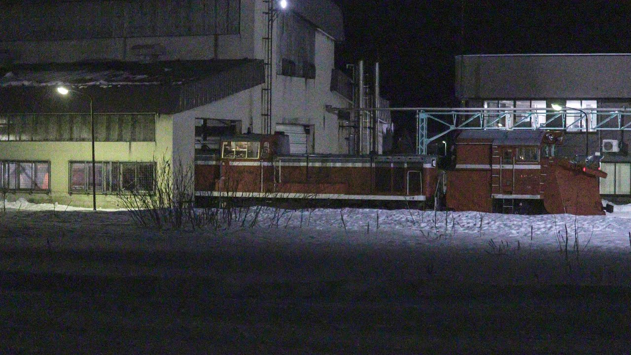 【警笛を鳴らして建屋に入るDE15】DE15-2514 名寄構内入れ換え - YouTube