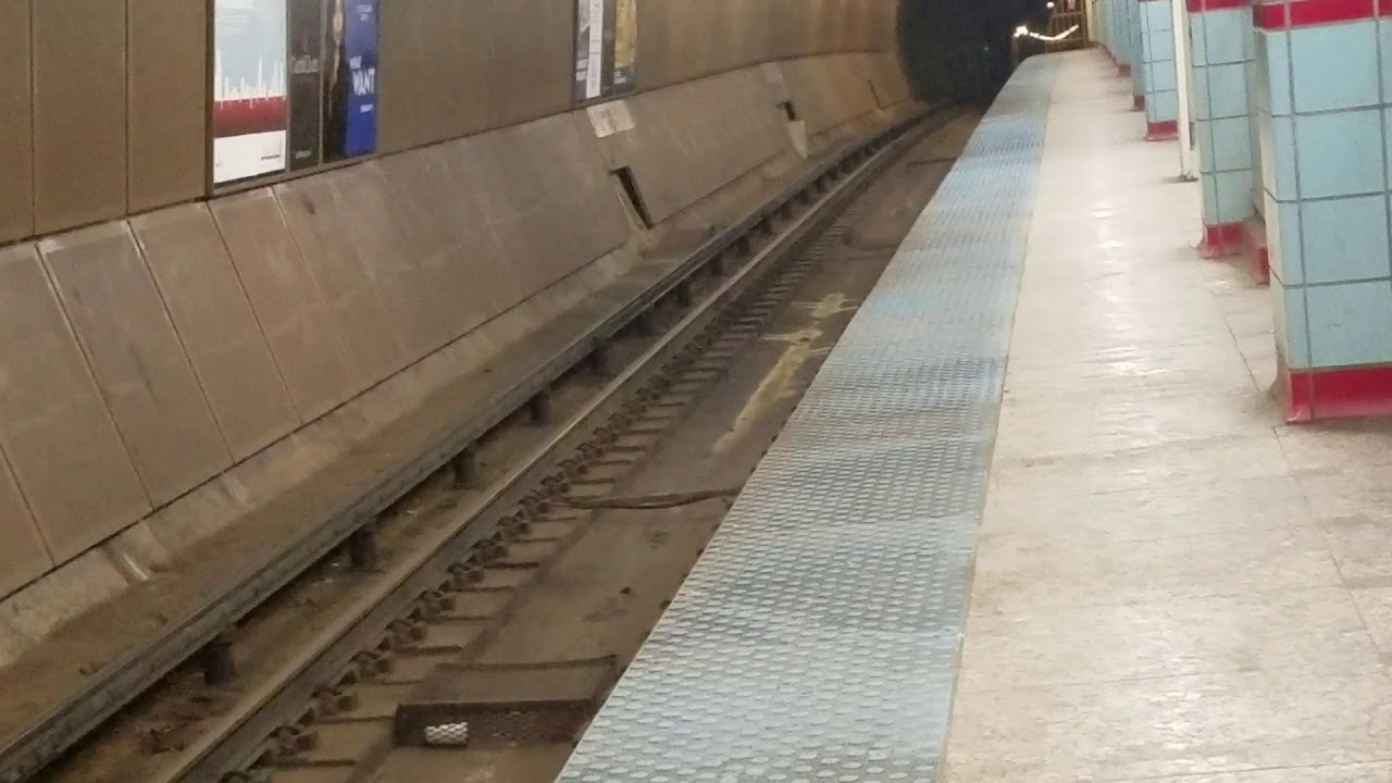 Fast CTA red line stops at Lake - YouTube