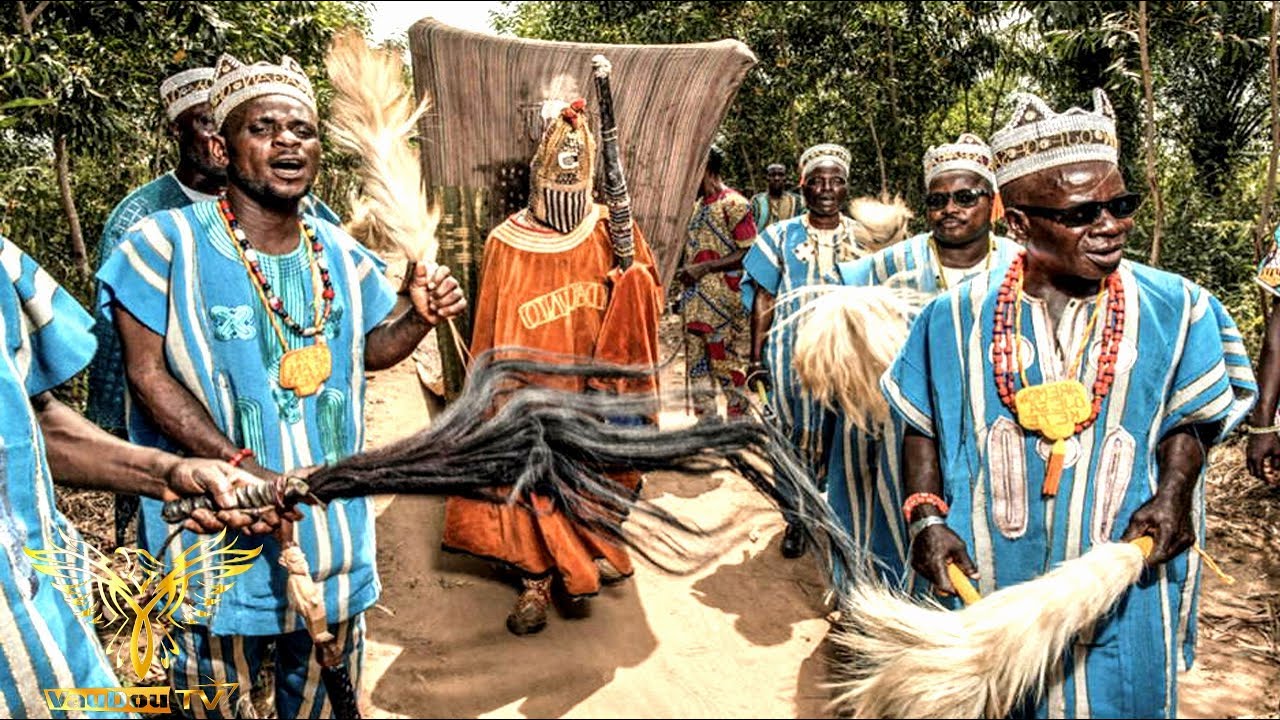 Cérémonie Des Revenants Et Danse Egun-gun Du Bénin - YouTube