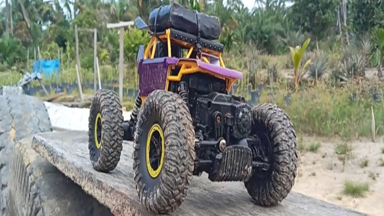 MOBIL RC OFFROAD MENEMUKAN LINTASAN DI ATAS BAN MOBIL BESAR YG PENUH ...