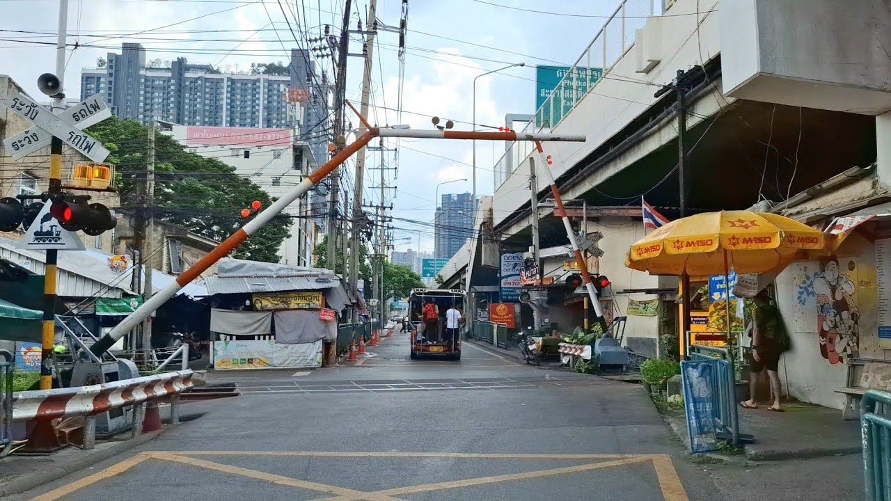 Thailand Railroad Crossing : Talat Phu ไม้กั้นรถไฟตลาดพลูใช้เวลากั้น ...