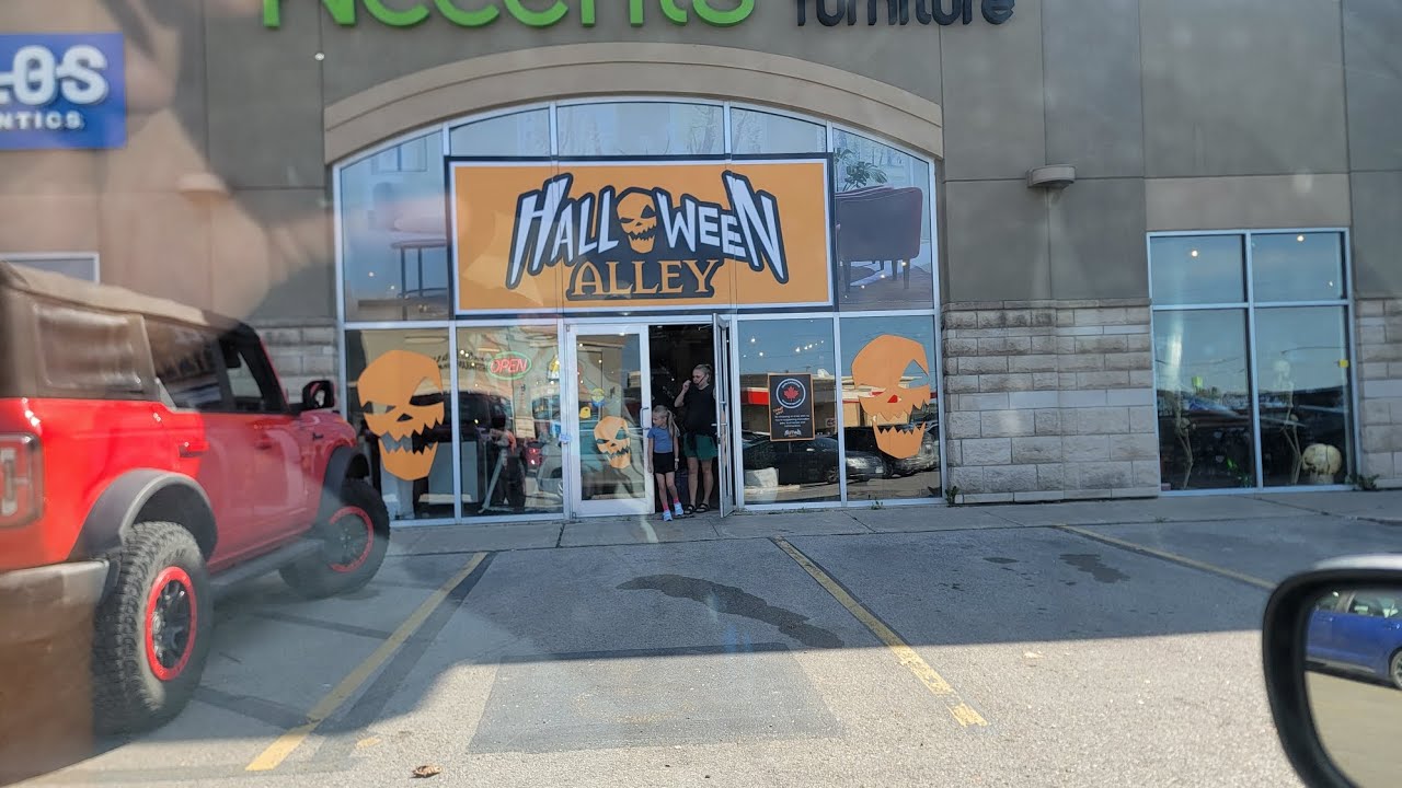 Halloween Alley London Ontario 2025 - YouTube