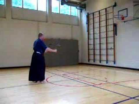 kobudo kama kata tozan - YouTube