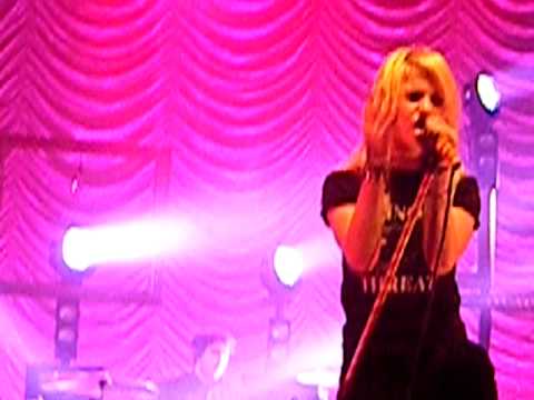 Paramore-Careful Live in Atlanta, Ga - YouTube