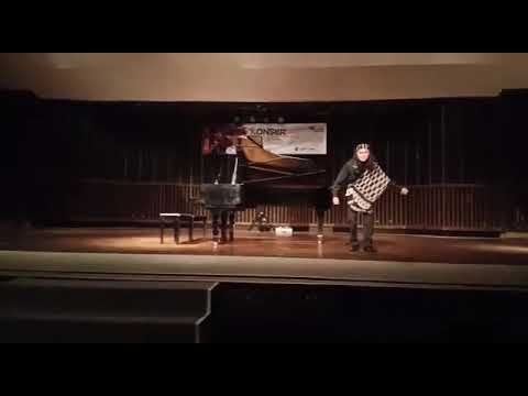 Zumba-Zumba , dosen sampai tertawa ngakak liat trio piano ~ Bulan Bugil Bulat