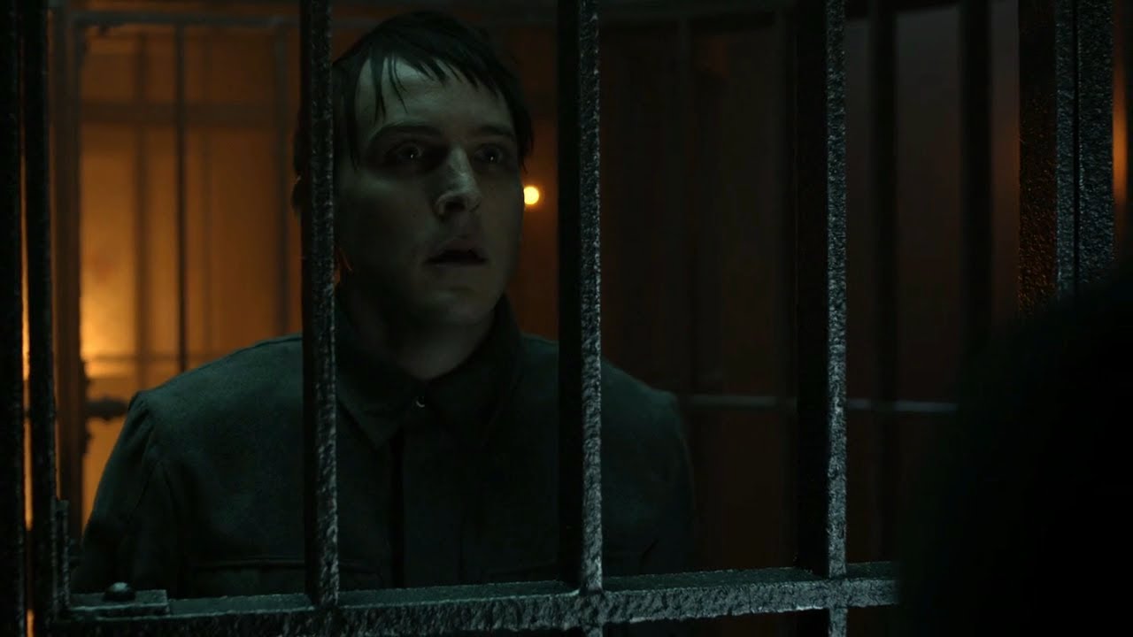 Penguin Returns From The Dead - Riddler & Penguin Caged By Court Of ...