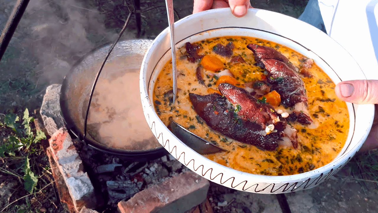 CIORBA DE FASOLE CU AFUMATURA LA CEAUN - YouTube