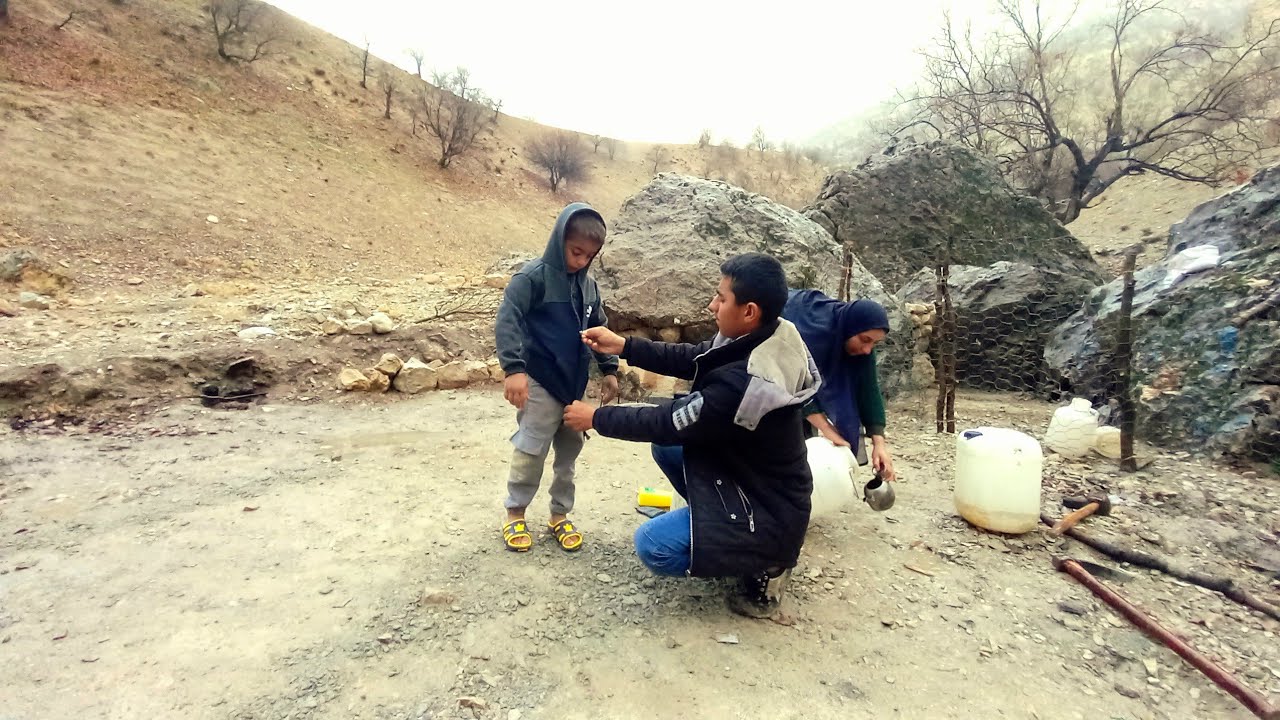 The sweet return of the teenager to the arms of the family after a long ...