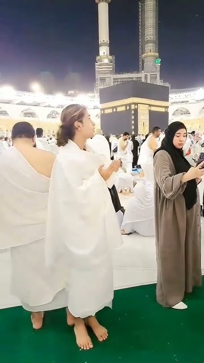 فتاة متبرجة في الحرم المكي بملابس الإحرام الخاصة بالرجال‼️ السعودية