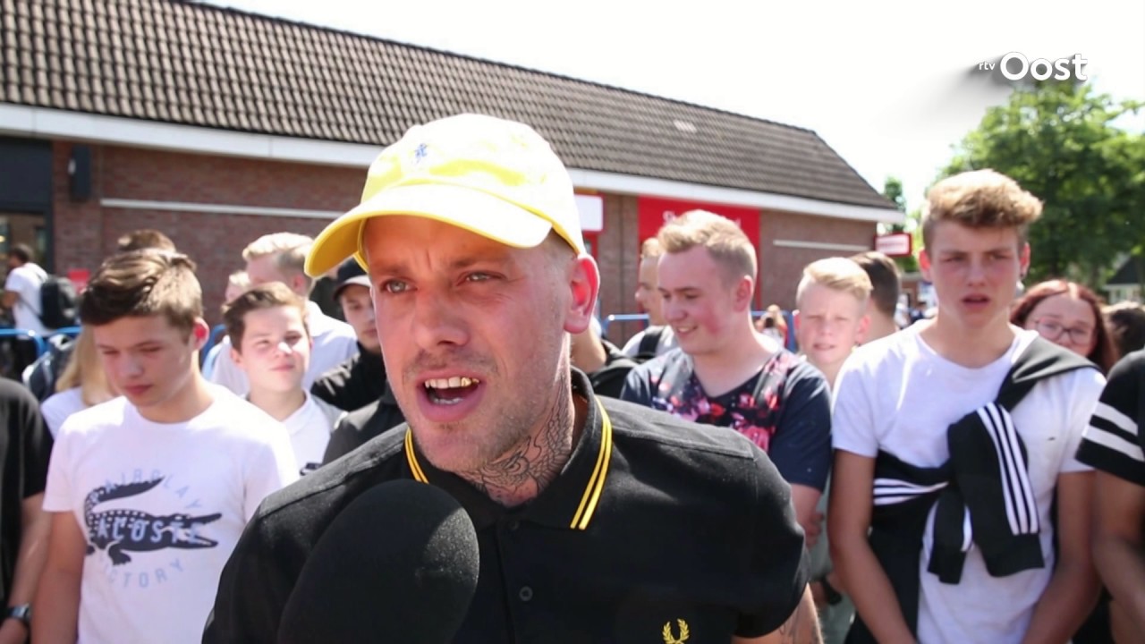 Rapper Jebroer viert gouden en platina plaat in centrum Vriezenveen ...