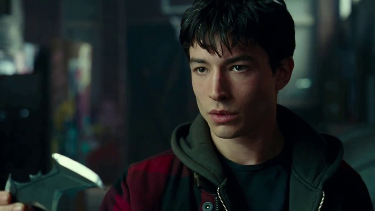 if Barry Allen (The Flash) catch batman Batarang without slow motion ...