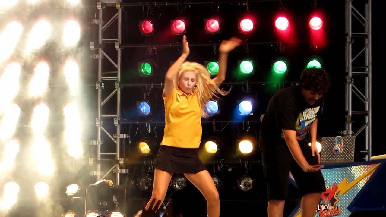 Lauren DeFilippo at SeaWorld San Antonio Elmo ROCKS in the USA - YouTube