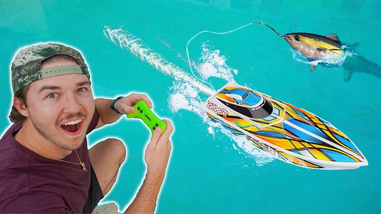 RC BOAT CATCHES GIANT FISH! - YouTube