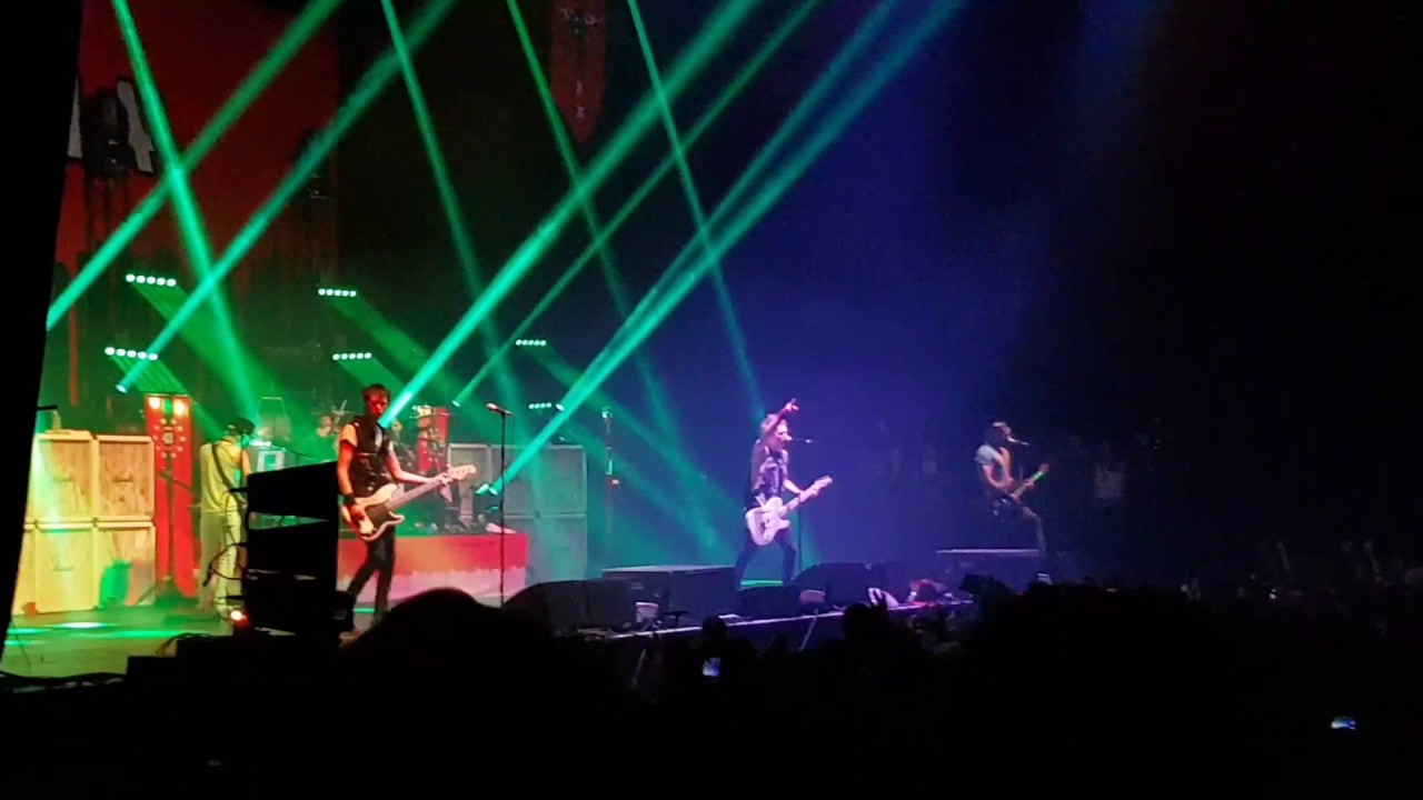 Sum 41 - War Live @Zenith Paris - YouTube