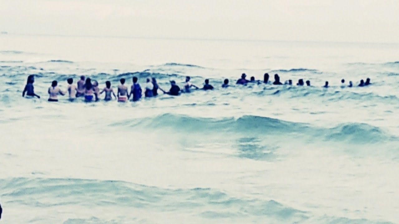80 Strangers Form Human Chain to Rescue Family From Ocean Riptide - YouTube