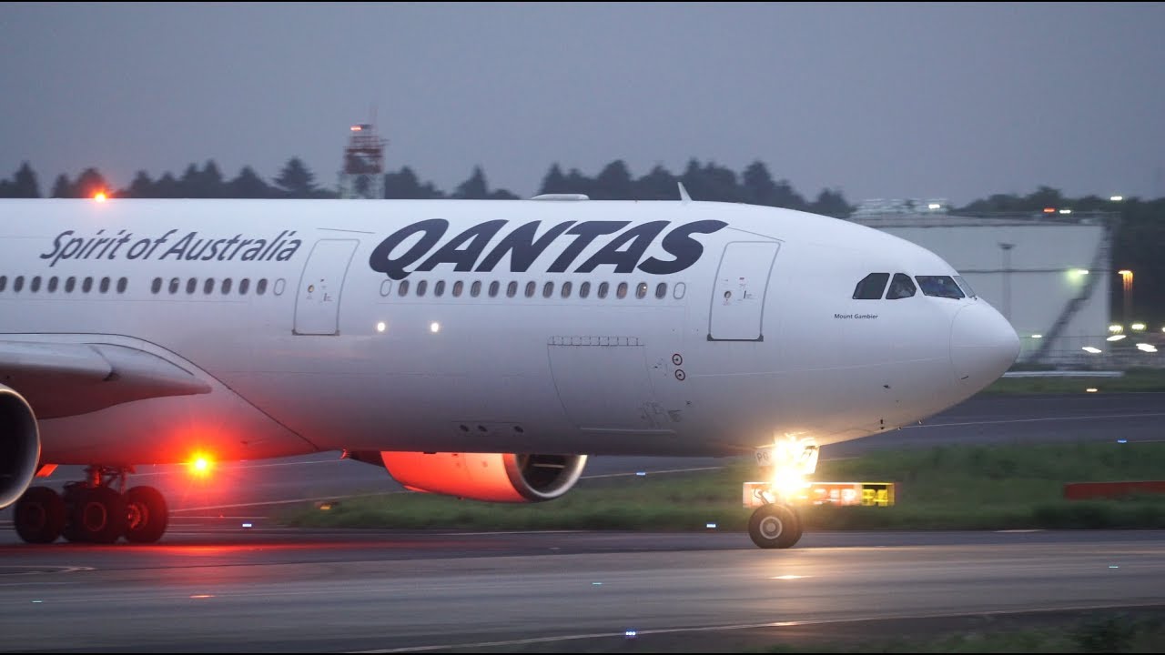Qantas Airbus A330-300 VH-QPG Landing at NRT 34R - YouTube