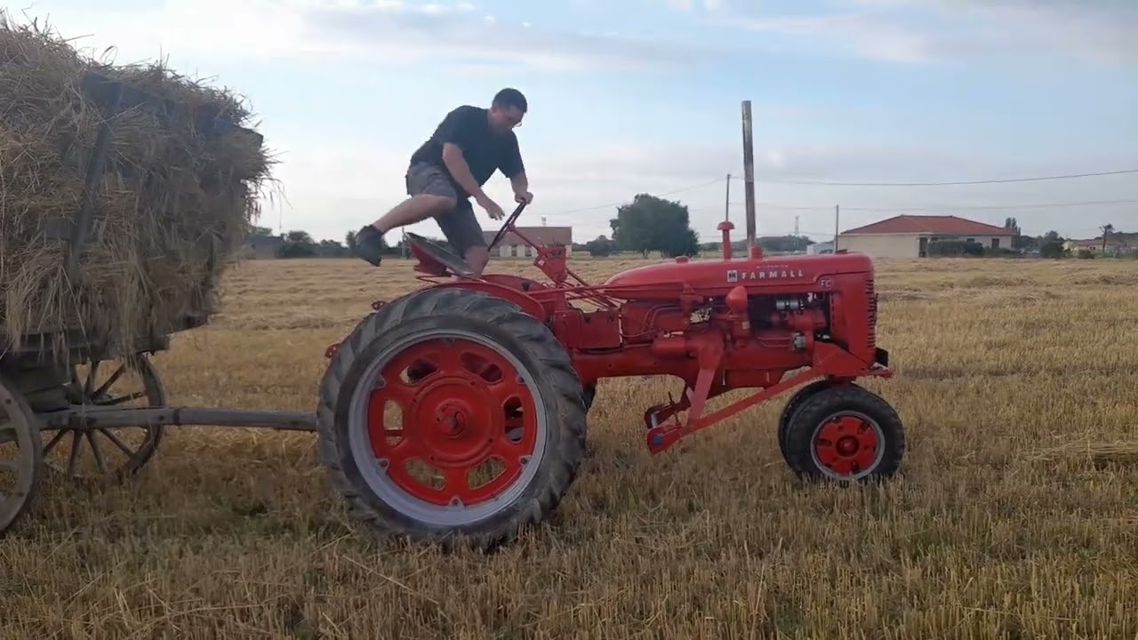 Farmall Fc 1952 avec le char de gerbes, et Sébastien à la manivelle ...