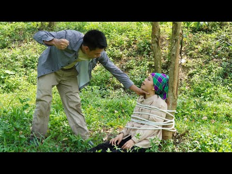 Single mother risks her life confronting a pervert in a deserted area