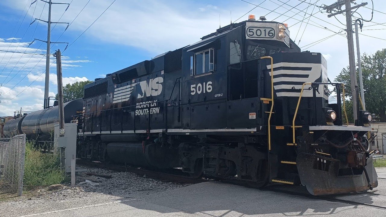 NS 5016 leads a DF03 through Granite City, IL - YouTube