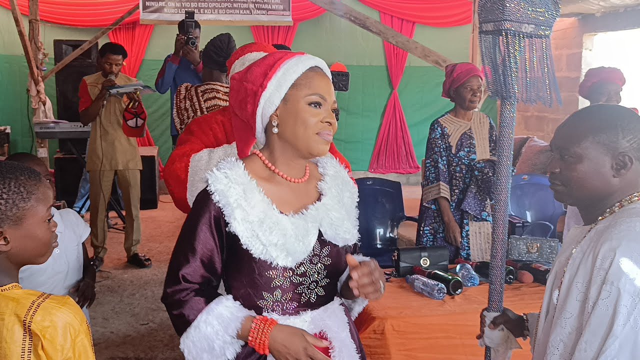 OONI'S QUEEN TEMITOPE'S GRACEFUL CHRISTMAS DANCE STEPS AT OSOGBO ...