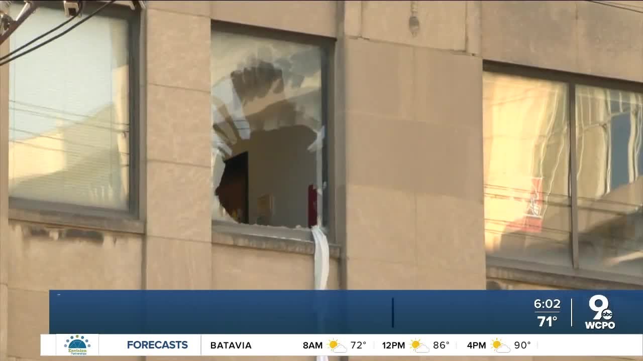 Hamilton County Sheriff's Deputies search for 2 escaped inmates - YouTube