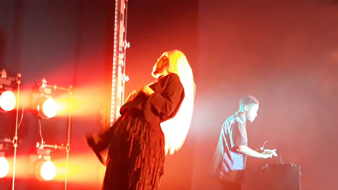 Lily Allen - Smile (live Dublin 2018) - YouTube