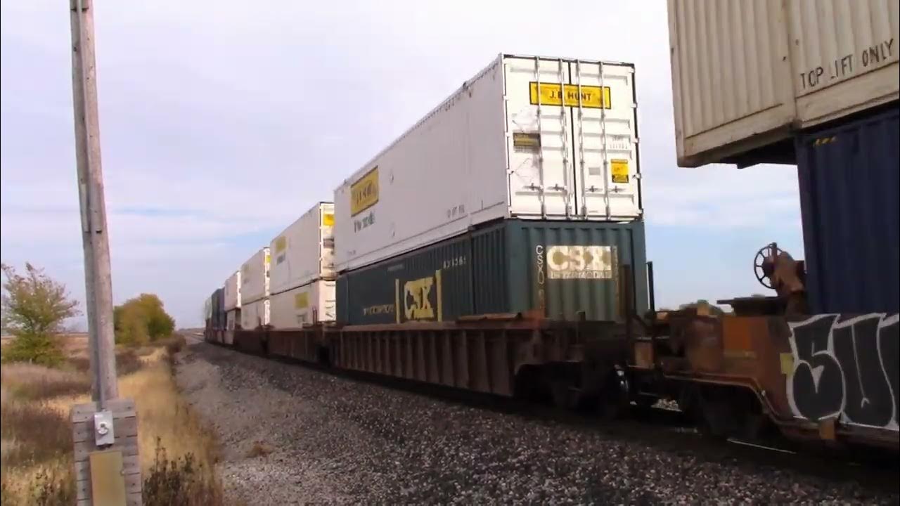 Vintage Mid Train DPU on a Large WB BNSF “Z” Train & EB Union Pacific “Hotshot” in Verona, IL ...