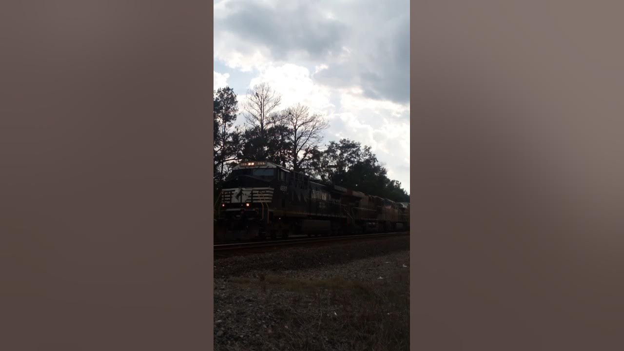 NS/CP and Mid DPU!!! NS #4697 leads an EB UP M-LDLI28 out of Lake Charles, Louisiana!!! - YouTube