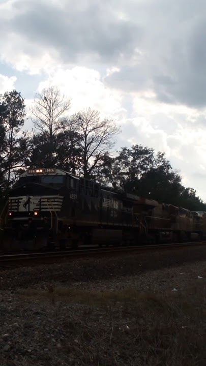 NS/CP and Mid DPU!!! NS #4697 leads an EB UP M-LDLI28 out of Lake Charles, Louisiana!!! - YouTube