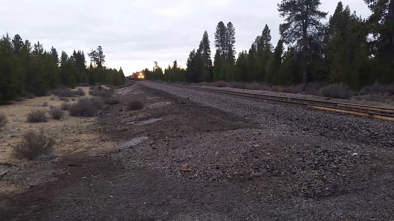 BNSF 7019 NB with a horn salute - YouTube