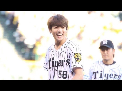 Jungkook throwing the first pitch at  Hanshin Tigers vs Nippon Ham Fighters Baseball Match 170605
