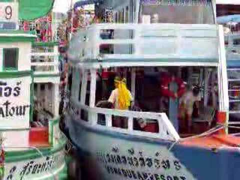 Crazy Thai Guy Dancing
